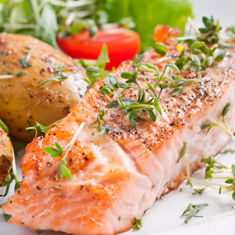 Zalm gerecht met pofaardappel en dille-yoghurt saus